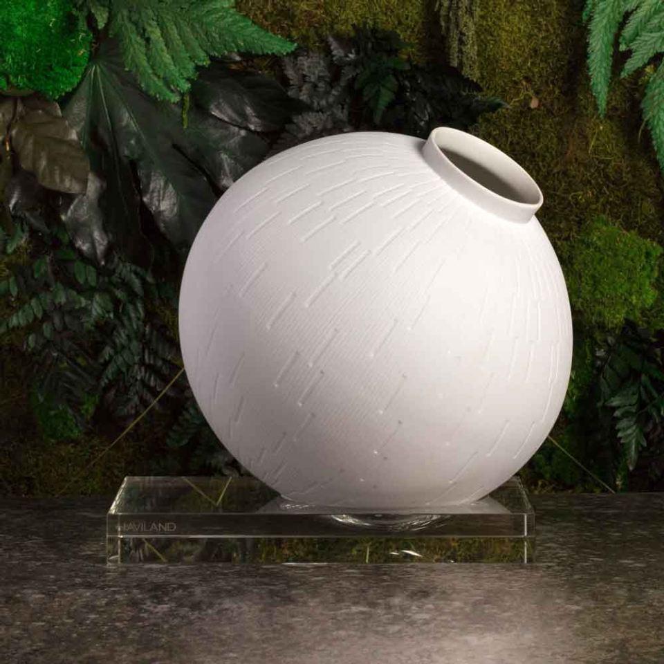 Vases Infini Sphere Vase with Optical Glass Base – Quintessentials