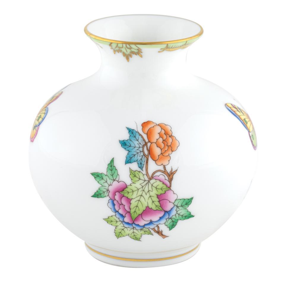 Queen Victoria Round Vase by Herend – Quintessentials
